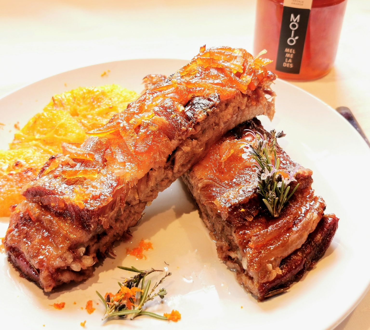 Costella de porc amb melmelada de taronja amarga – Moió Melmelades